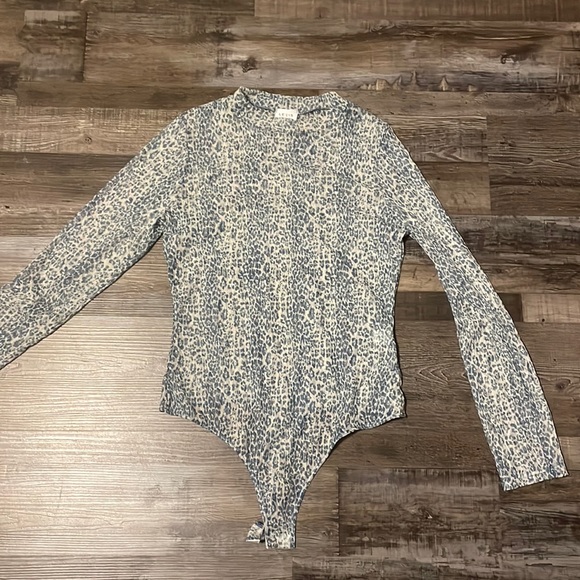 Le Lis | Tops | Only Worn Once No Size Labeled But Around Medlarge Fit ...